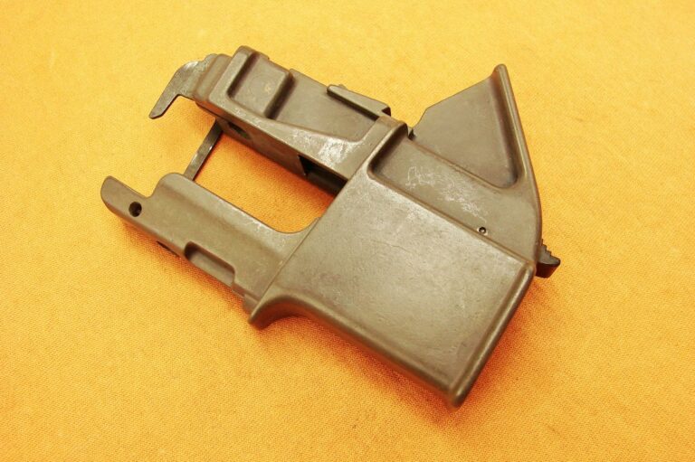 STEYR AUG MAGAZINE ADAPTER - Genuine militaria